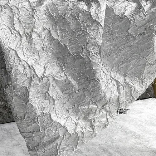 Плиссированная жаккардовая ткань серебристого цвета из полиэстера 1 meter, Silver white