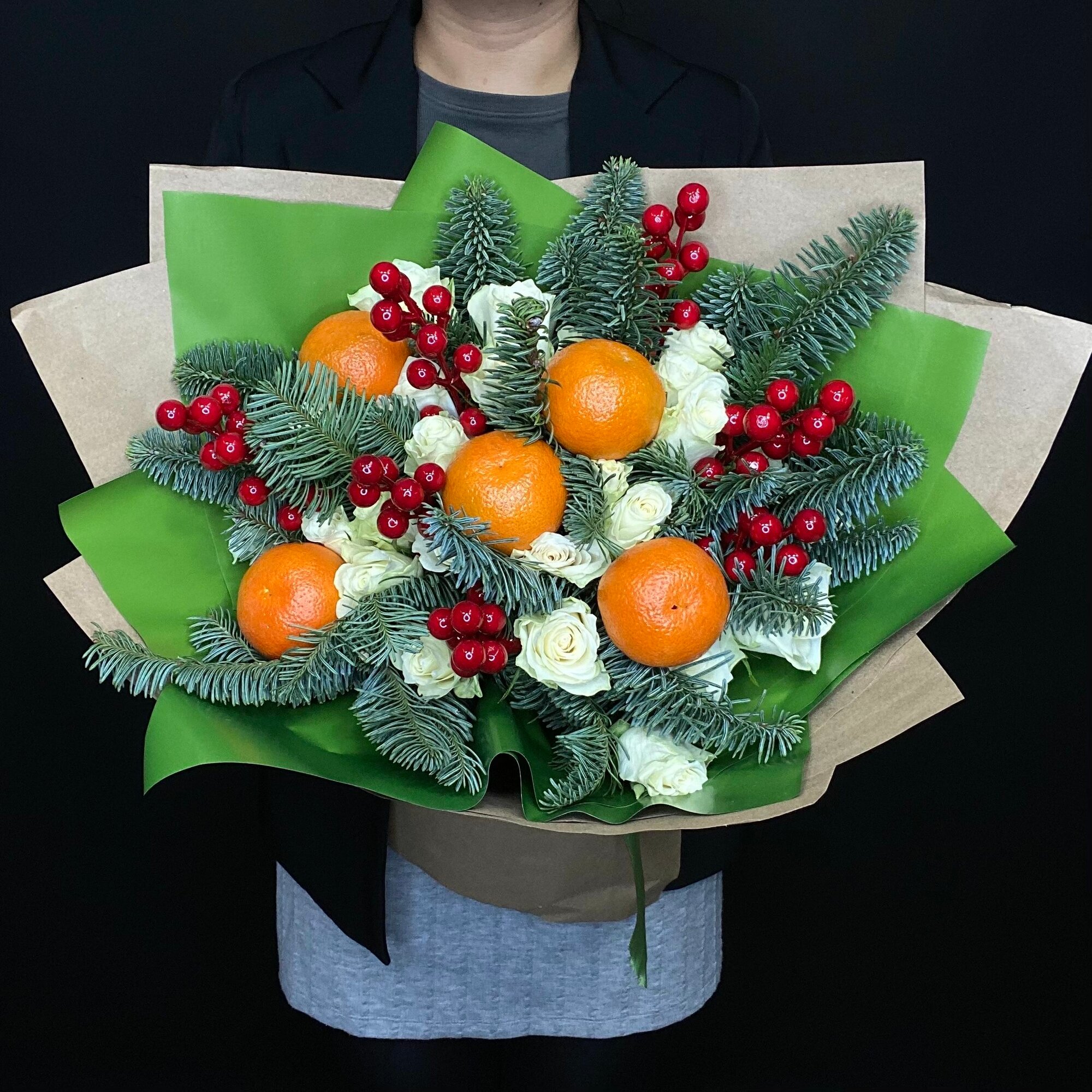 Сказочный букет (роза 25 шт, искусственные ягоды 7 шт, хлопок 8 шт, нобилис 2 шт, мандарин 5 шт.)