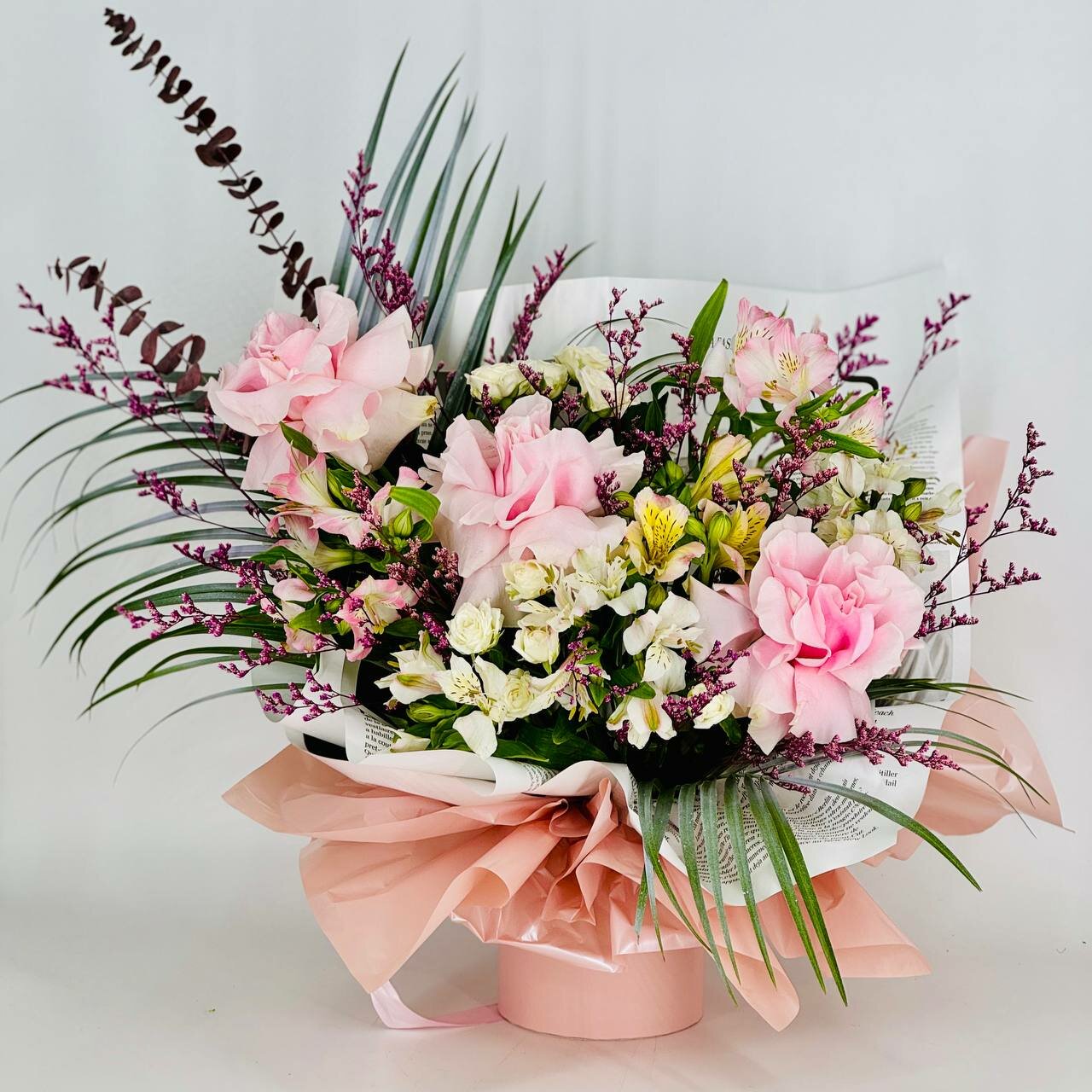 Дизайнерский букет в шляпной коробке с французскими розовыми розами и альстромериями, кустовыми розами