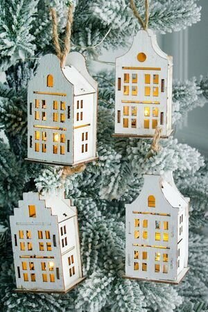 Набор светящихся ёлочных игрушек домики – старая голландия, дерево, тёплые белые LED-огни, 10 см, 4 шт, Koopman International AMZ107920-набор