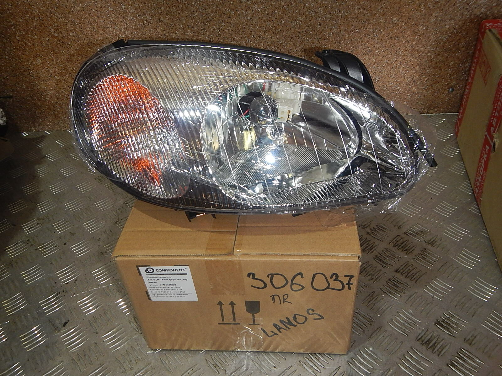 Б/У Фара правая, Chevrolet (Шевроле)-LANOS (04-) CHEVROLET LANOS (04-09) новая, дубликат 306037 GENERAL MOTORS арт. CMP0...
