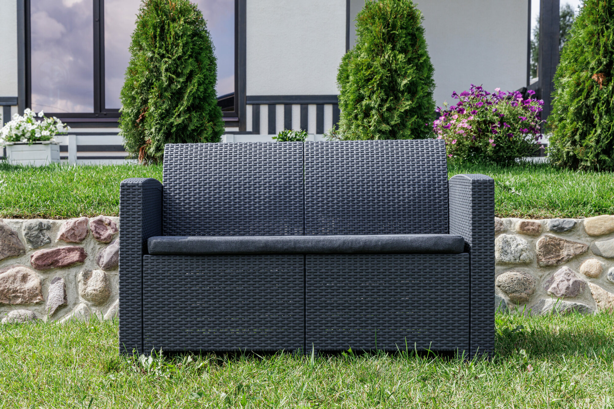 Диван ROYAL FAMILY LANA двухместный Цвет пластика: графит/Цвет подушек: графит