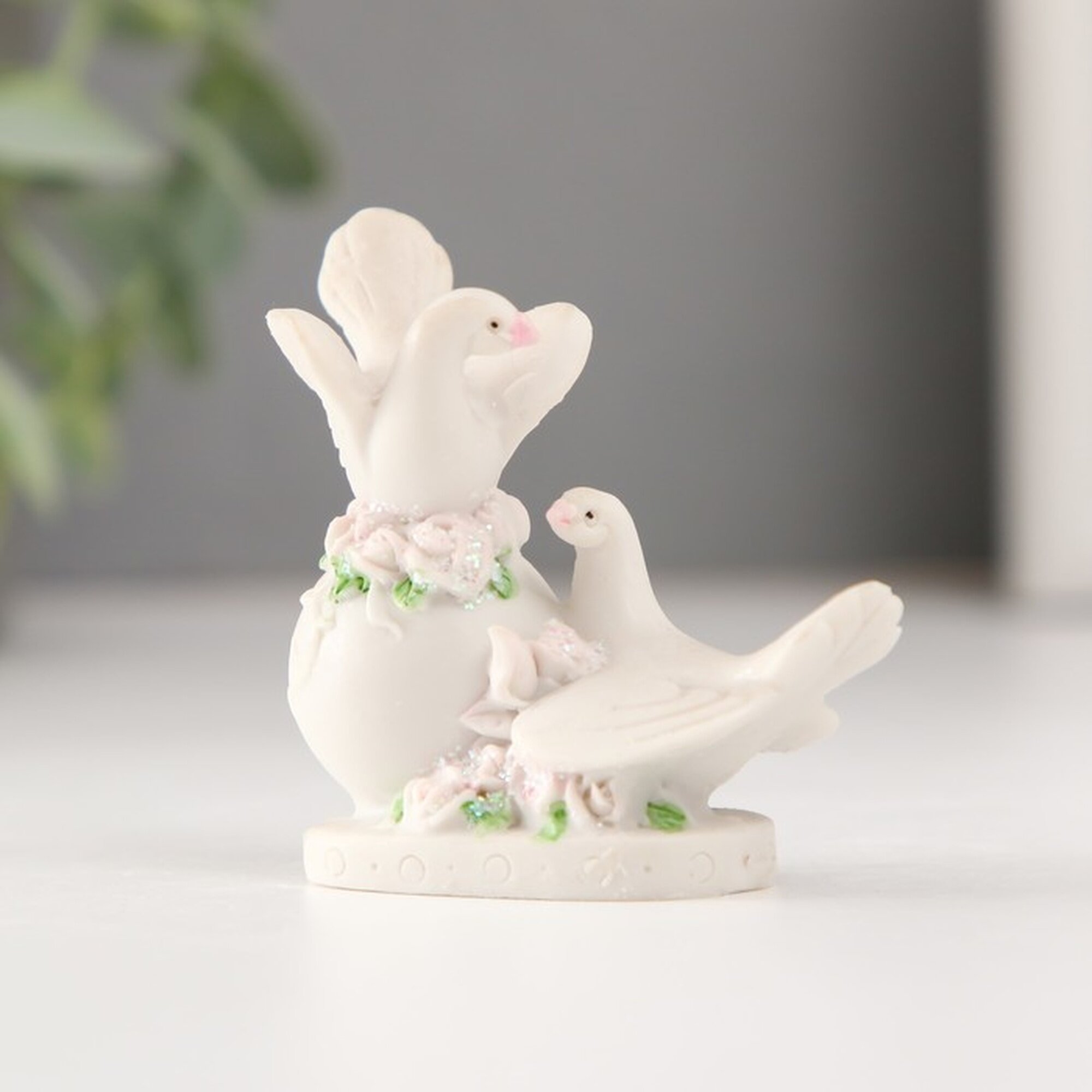 Фигурка Сима-ленд «Два голубя на шаре с цветами», полистоун, 6,4 см, белая