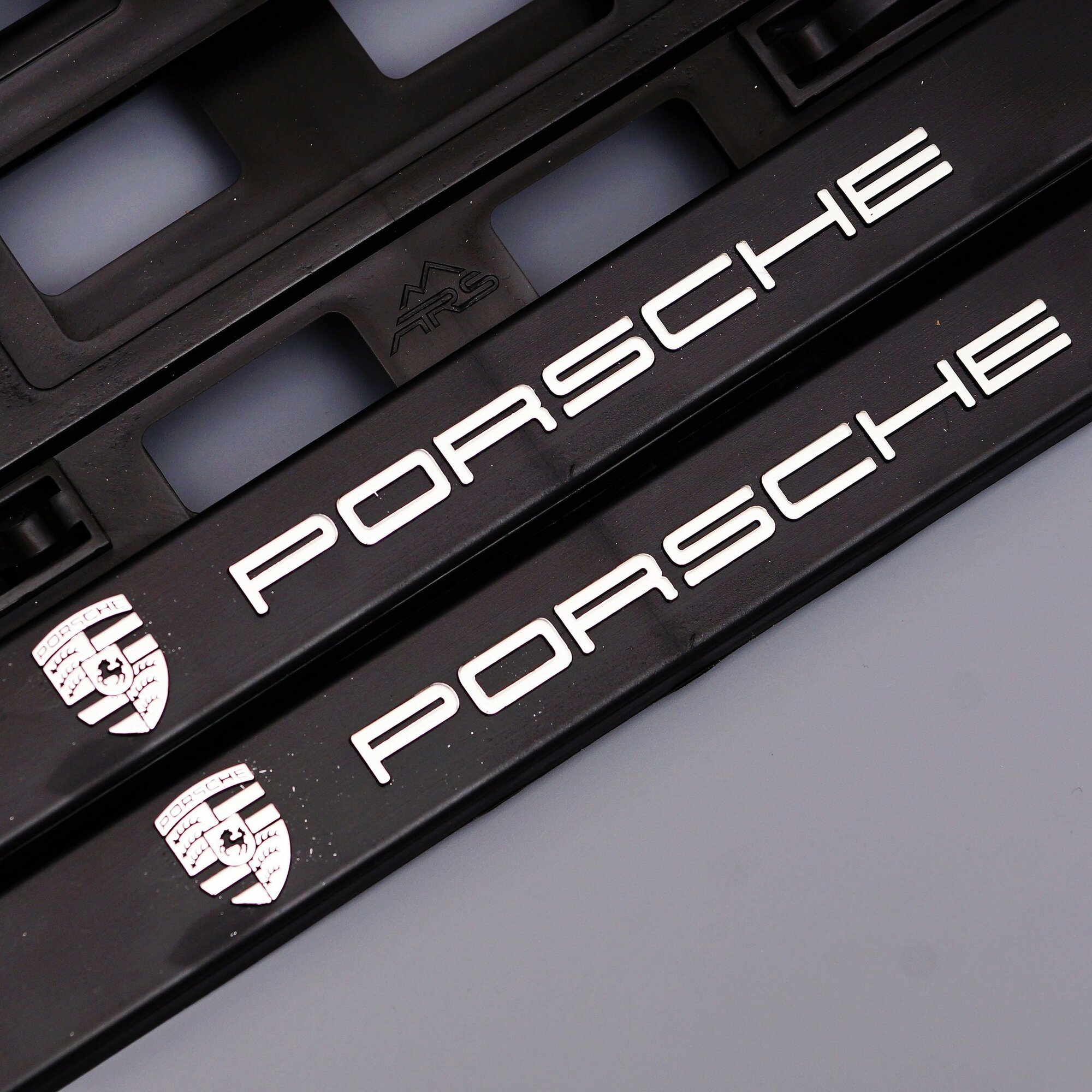 Рамки для номеров автомобиля Porsche чёрные 2 шт. рельефная надпись хром