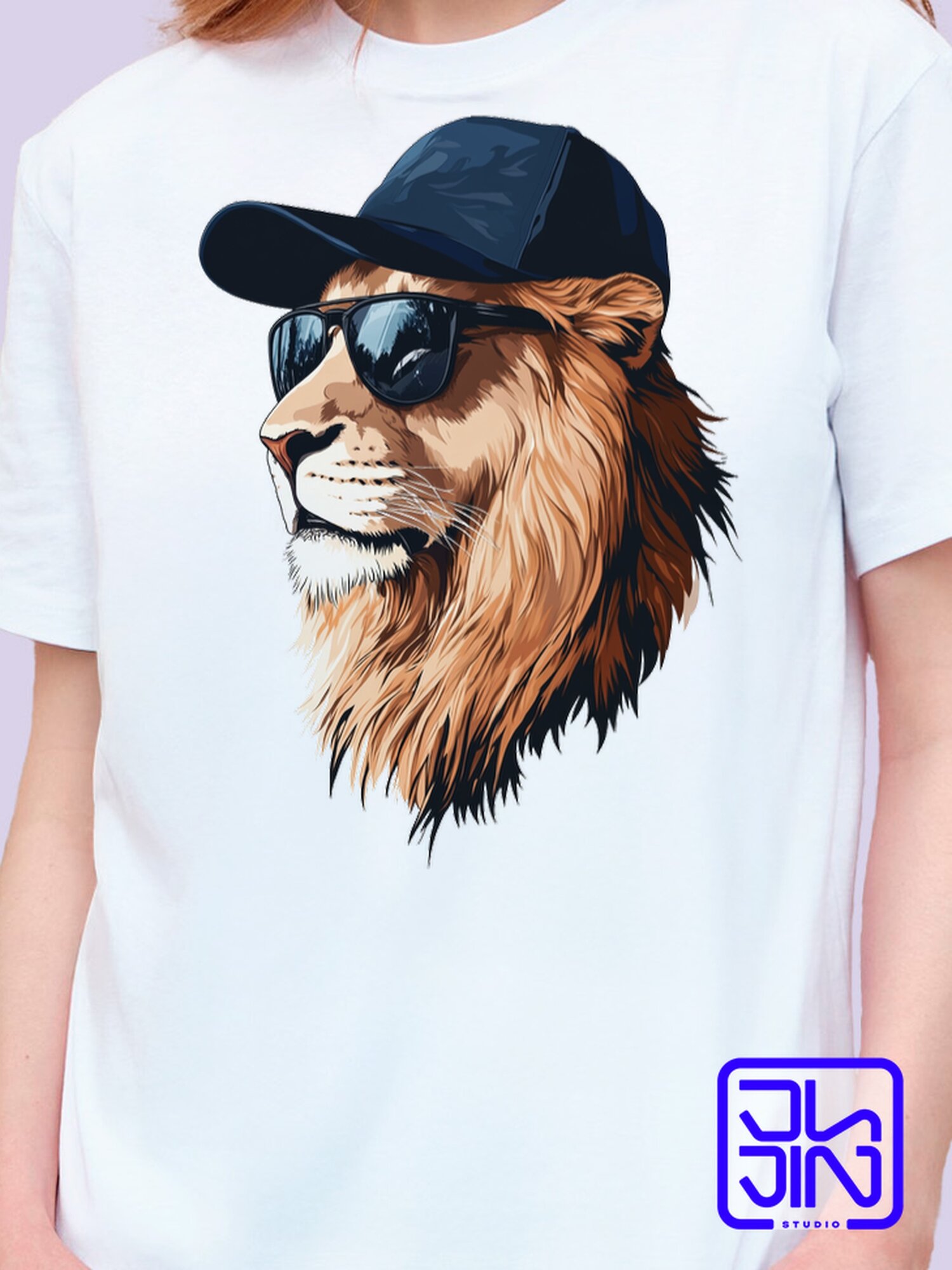 Футболка классическая женская с авторским принтом Лев рыжий, крутой в черных очках и коричневой, стильной кепке молодежный, белый хлопковый трикотаж с прикольным рисунком на груди