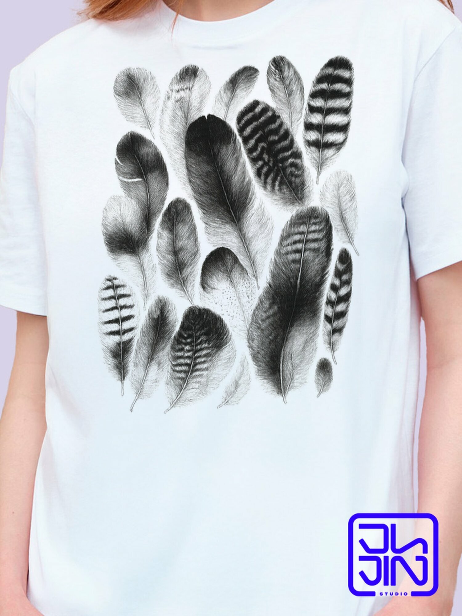 Футболка классическая женская с авторским принтом Черно-белые графитовые перья с природным узором для офисного интерьера, белый хлопковый трикотаж с прикольным рисунком на груди
