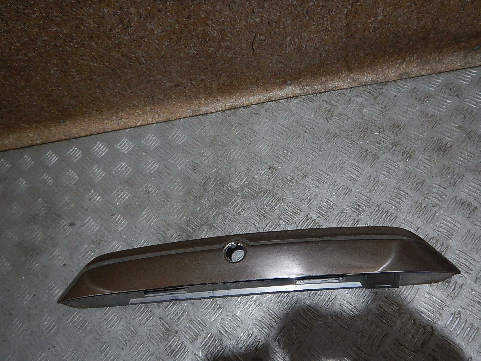 Б/У Накладка двери багажника, Nissan (Ниссан)-TERRANO (13-) NISSAN TERRANO (13-) хром Царапины, следы ремонта. 404314 NIS...