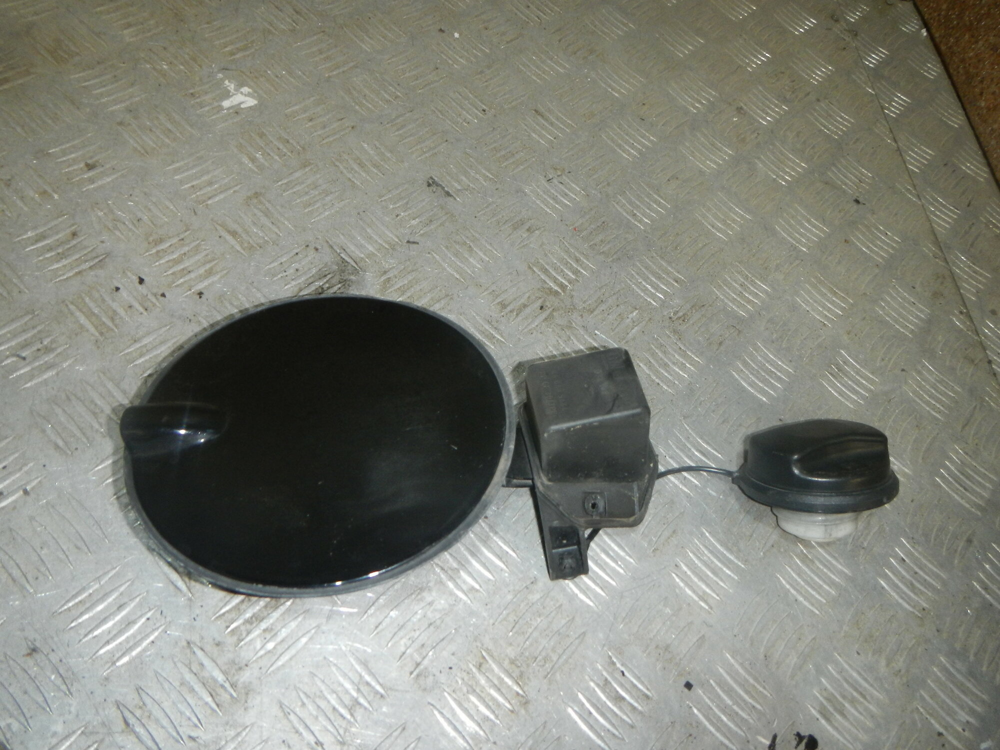 Б/У Лючок бензобака, Opel (Опель)-CORSA D (06-) OPEL CORSA D (06-) С крышкой топливного бака. Царапины. 585802 GENERAL MO...