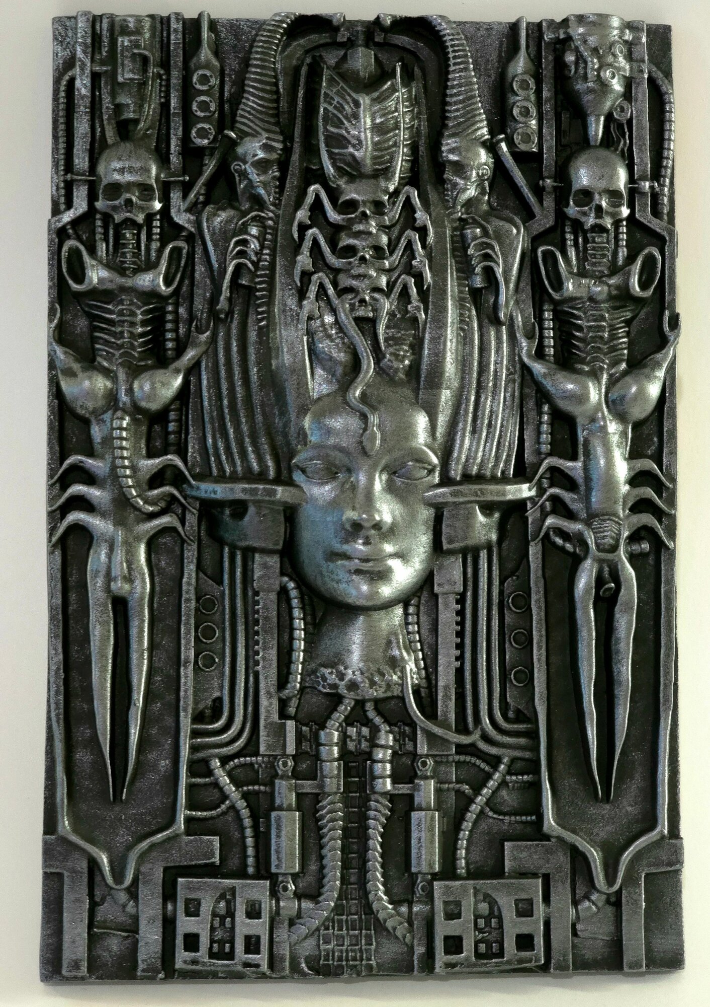 Барельеф по картине Гигера