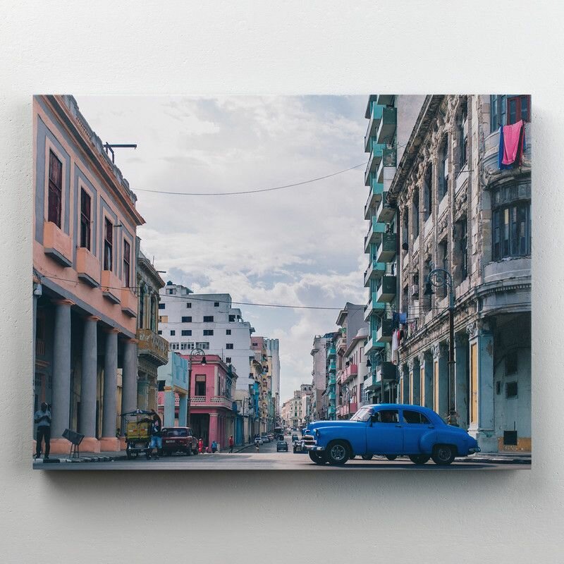 Интерьерная картина на холсте "Синий ретро седан на улицах Кубы" размер 30x22 см