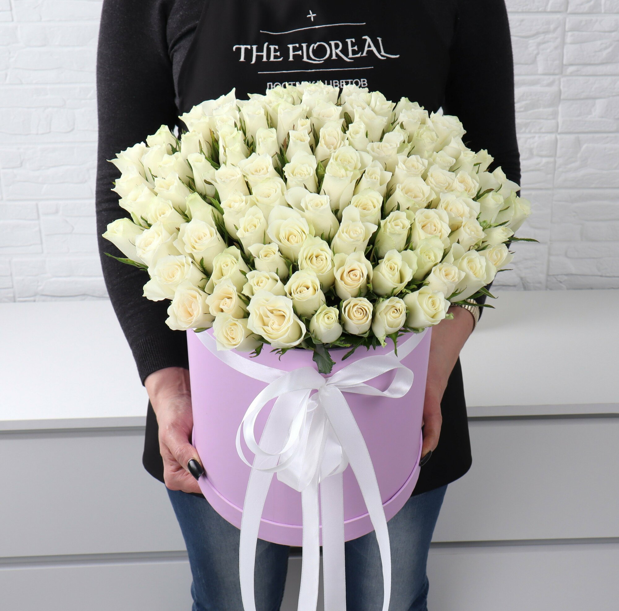 Монобукет THE FLOREAL шляпная коробка, белая роза 101 штука, высота 40 см.