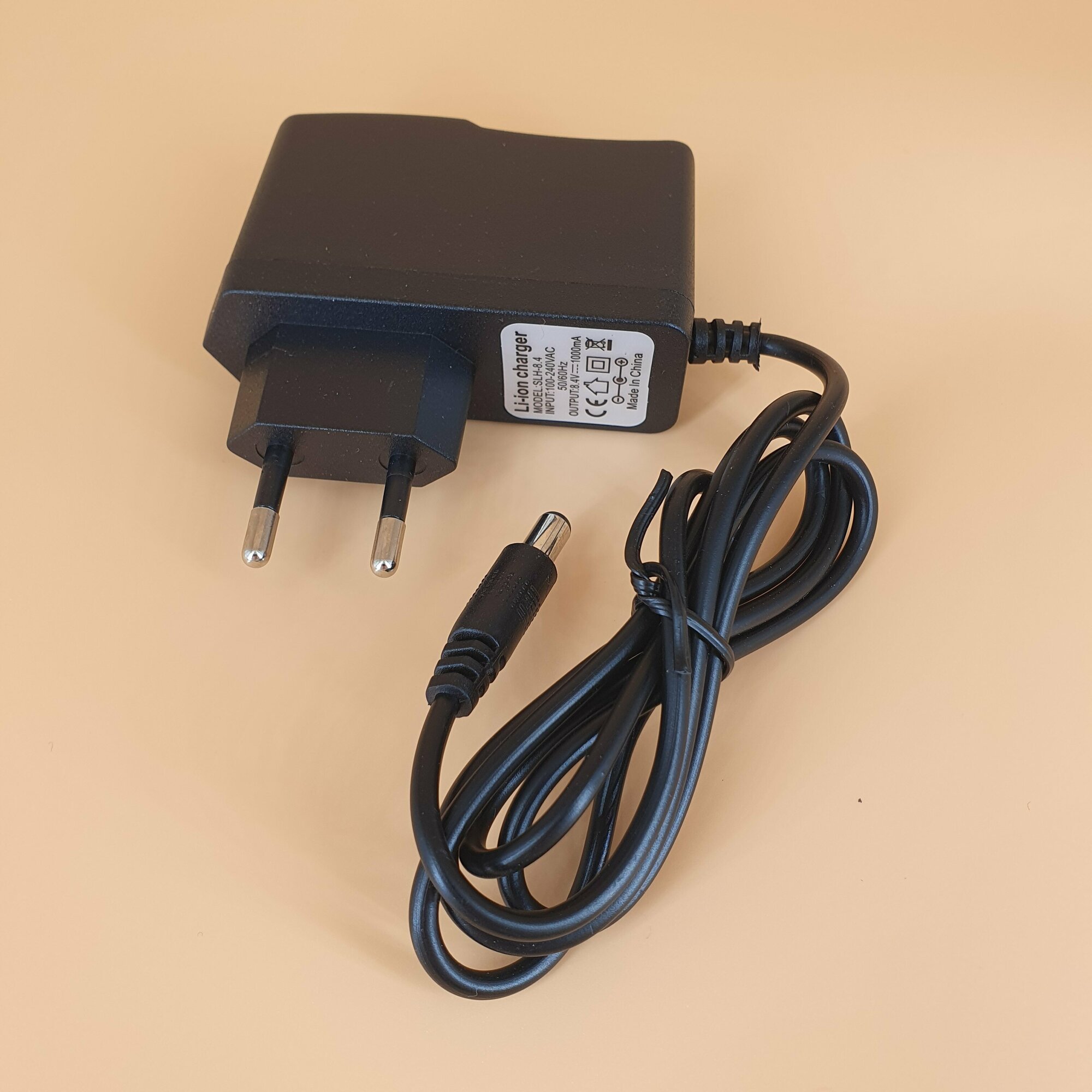 Зарядное устройство для аккумулятора прикормочного кораблика 8.4V 1A с индикацией (сетевой адаптер)