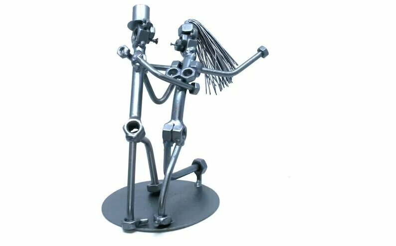 Оригинальная металлическая фигурка/статуэтка ручной работы Танцующая пара гаек и болтов