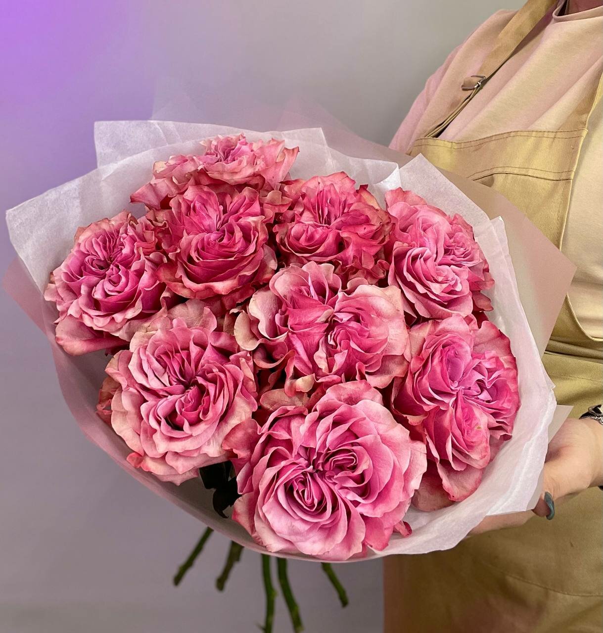 Малиновые пионовидные роза сорта Кантри Блю 9 штук в оформлении