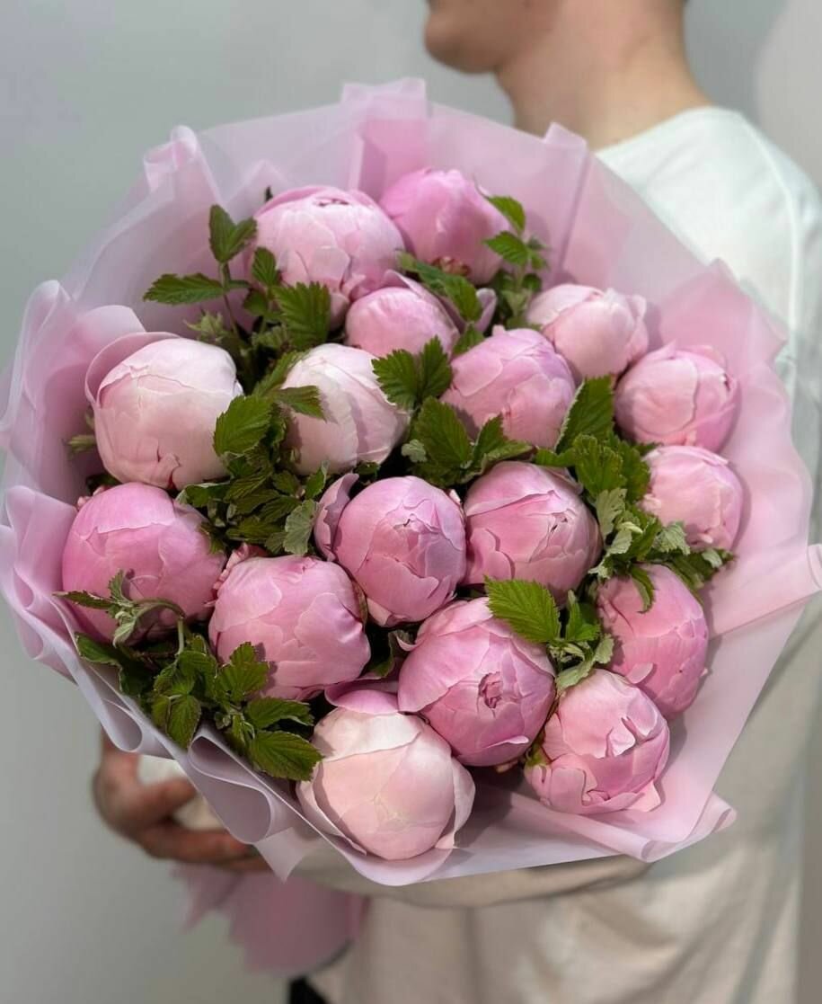 Сборный букет из ароматных пионов с зеленью малины от FlowersGo