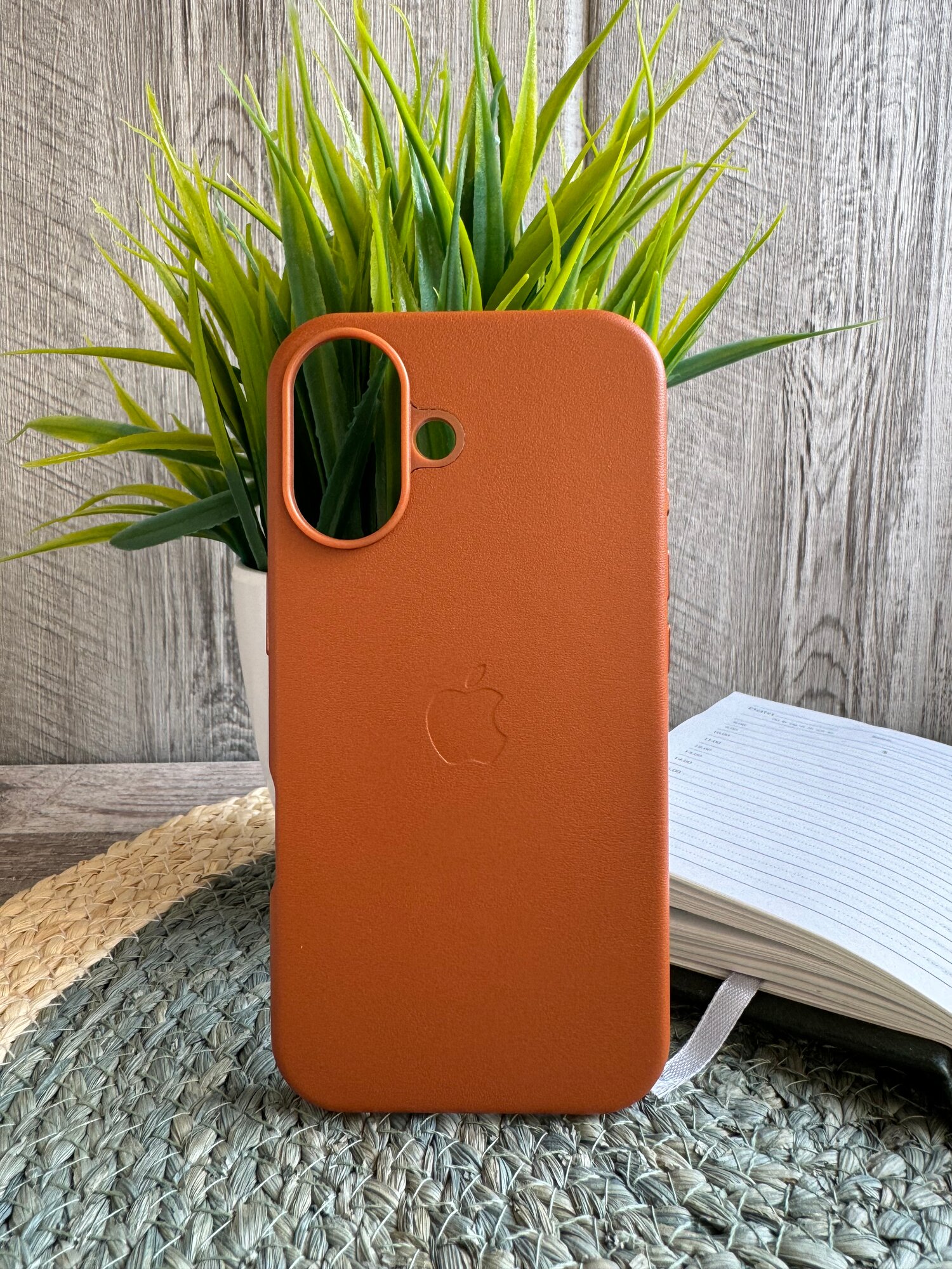 Чехол коричневый для IPhone 16 Leather Case с поддержкой беспроводной зарядки и анимацией