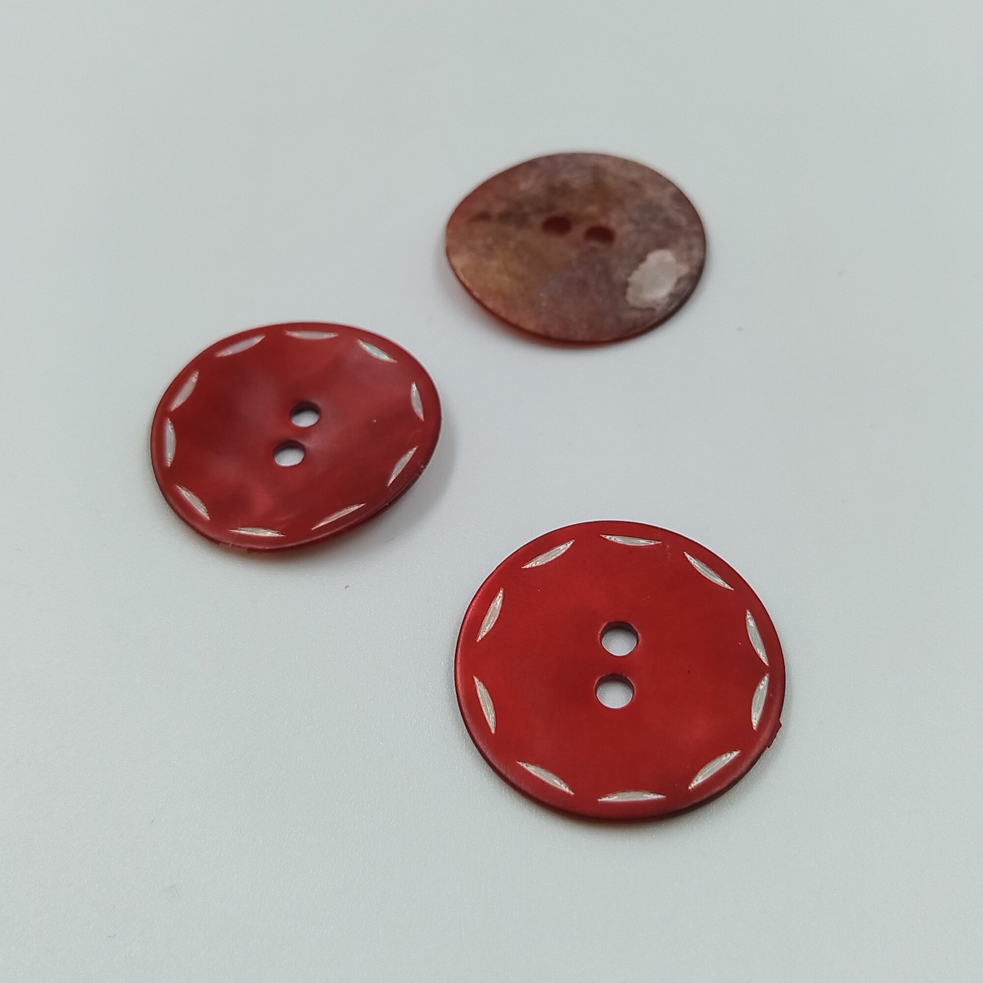 Пуговицы из ракушки красные 2.3 см 2 шт