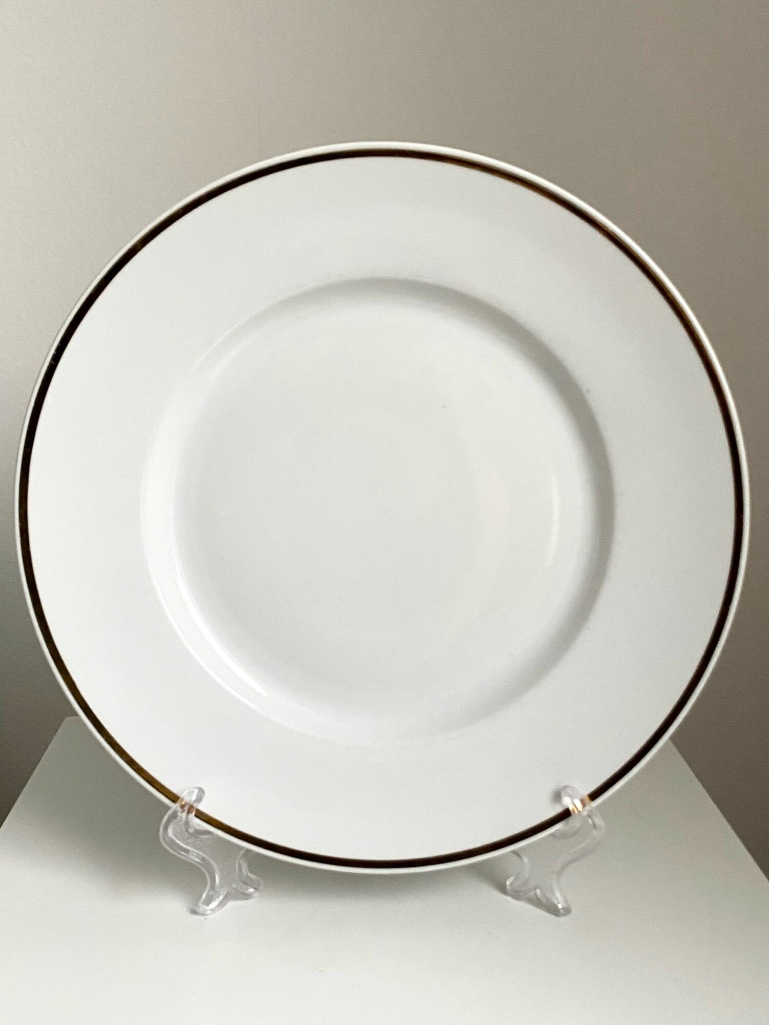 Тарелка с позолотой. Чехословакия. СССР. Bohemia. Фарфор. Диаметр: 25.5 см.