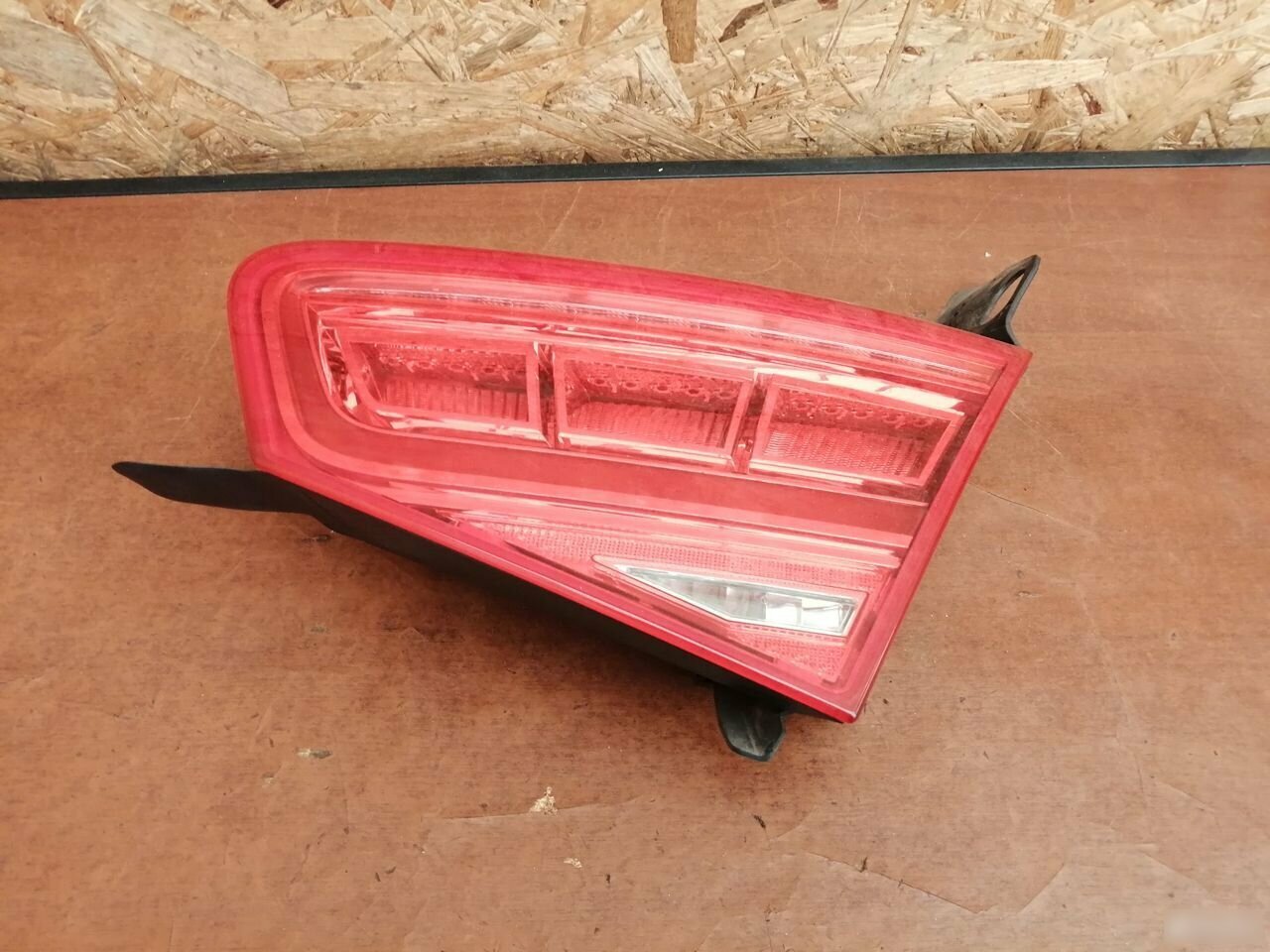 Фонарь задний внутренний правый A8D4 2010-2017 4H0945094