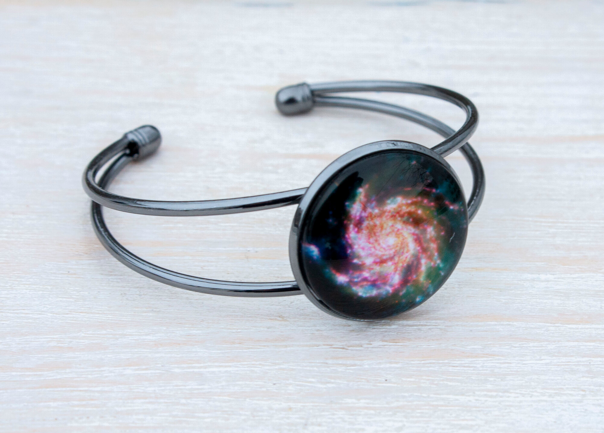 Жесткий браслет