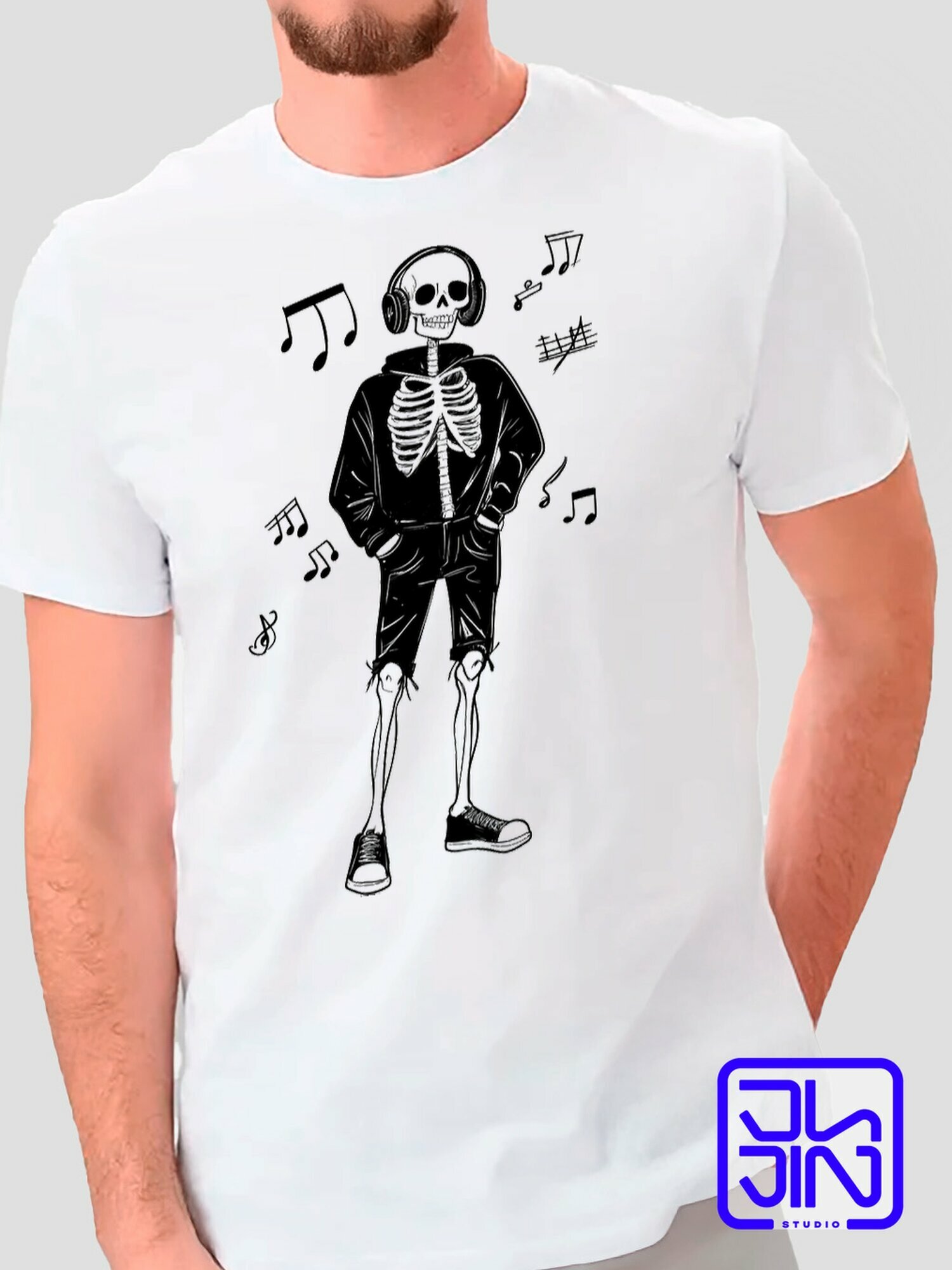 Футболка классическая мужская с авторским принтом Черно белый скелет в наушниках, уличный молодежный музыкальный принт, белый хлопковый трикотаж с прикольным рисунком на груди