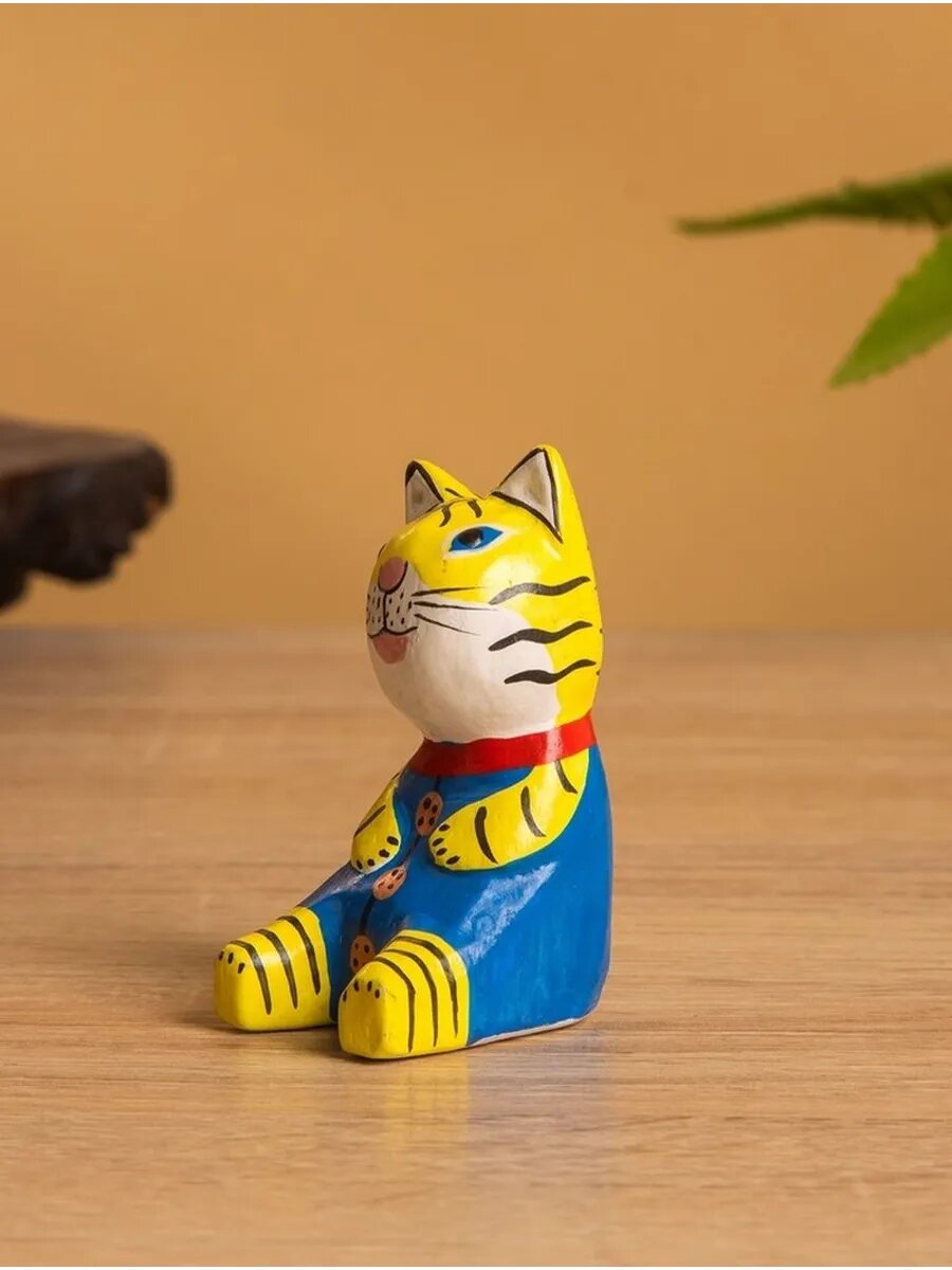Маленький деревянный тигр — уютный сувенир для интерьера