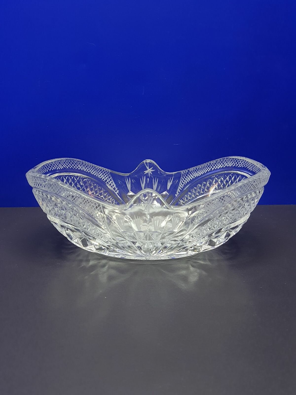 Винтажная ваза конфетница Ладья, с резным декором, стекло, 18 см, СССР, 70-80е