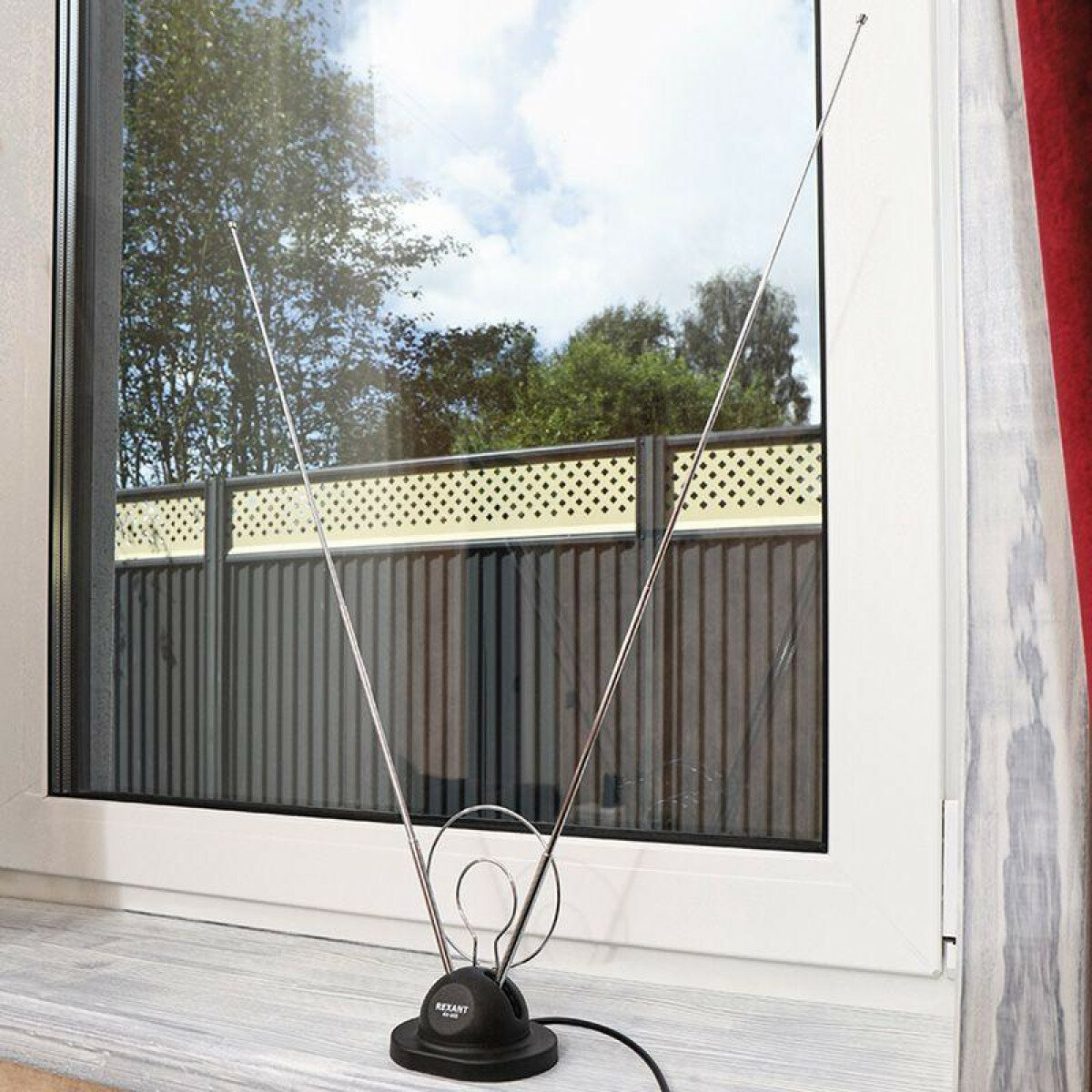 Антенна ТВ комнатная Rexant RX-105 телескопическая, на подставке, с кольцом VHF, UHF 47-860 MHz