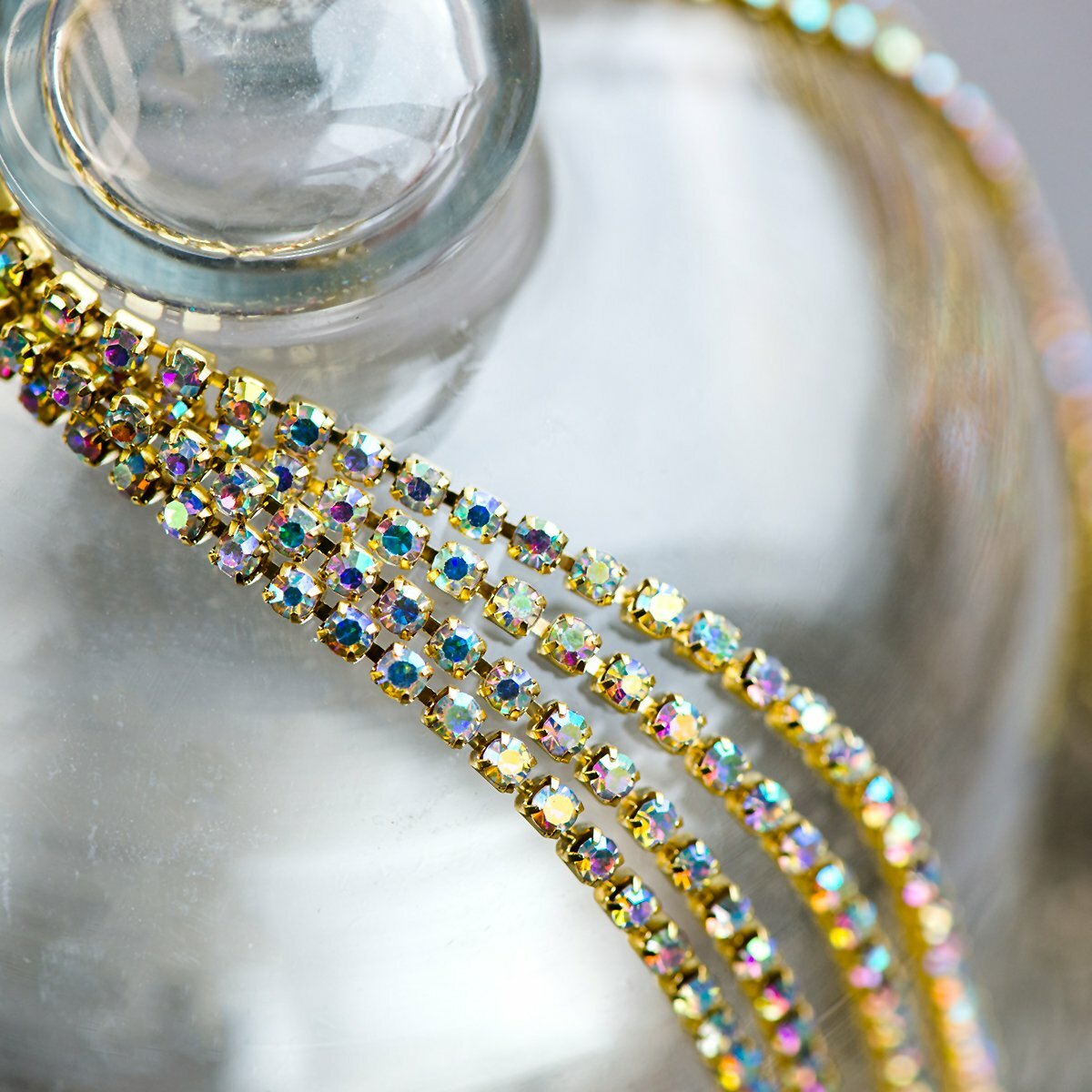 Цепочка со стразами Cristal AB 1 метр / цепочка для бижутерии /для украшений, сталь, цвет золото, 2.5 мм