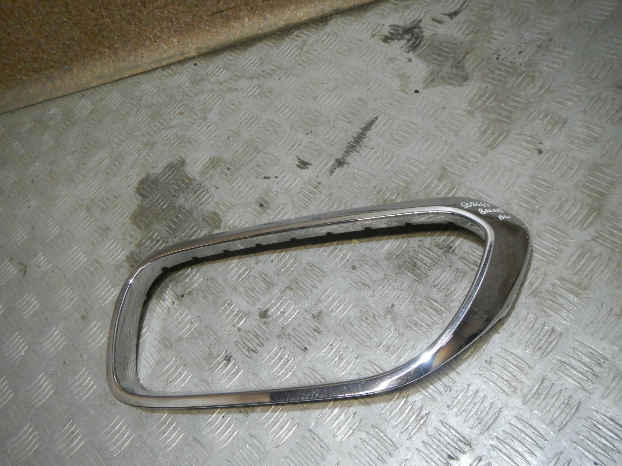 Б/У Накладка на решетку радиатора, BMW (БМВ)-5 (G30) (16-) BMW 5 (G30) (16-) левая Мелкие царапины, поврежден хром. 50866...