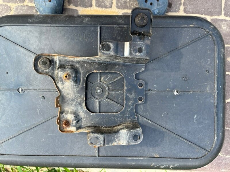 Крепление аккумулятора Ford Focus седан PNDA 1.6 2012 (б/у) av61r6k034ab