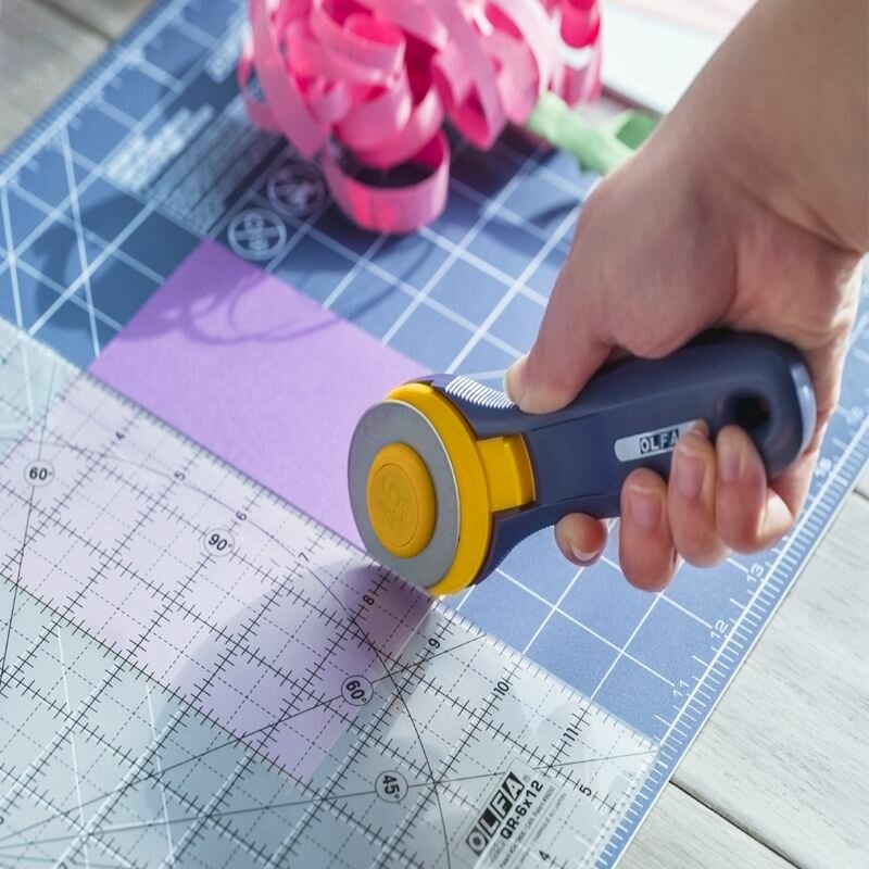 Роторный дисковый резак OLFA RTY-2C/NBL, диаметр 45 мм, компактный канцелярский нож-палочка для рукоделия, творчества и шитья, точная и долговечная резка тканей и кожи