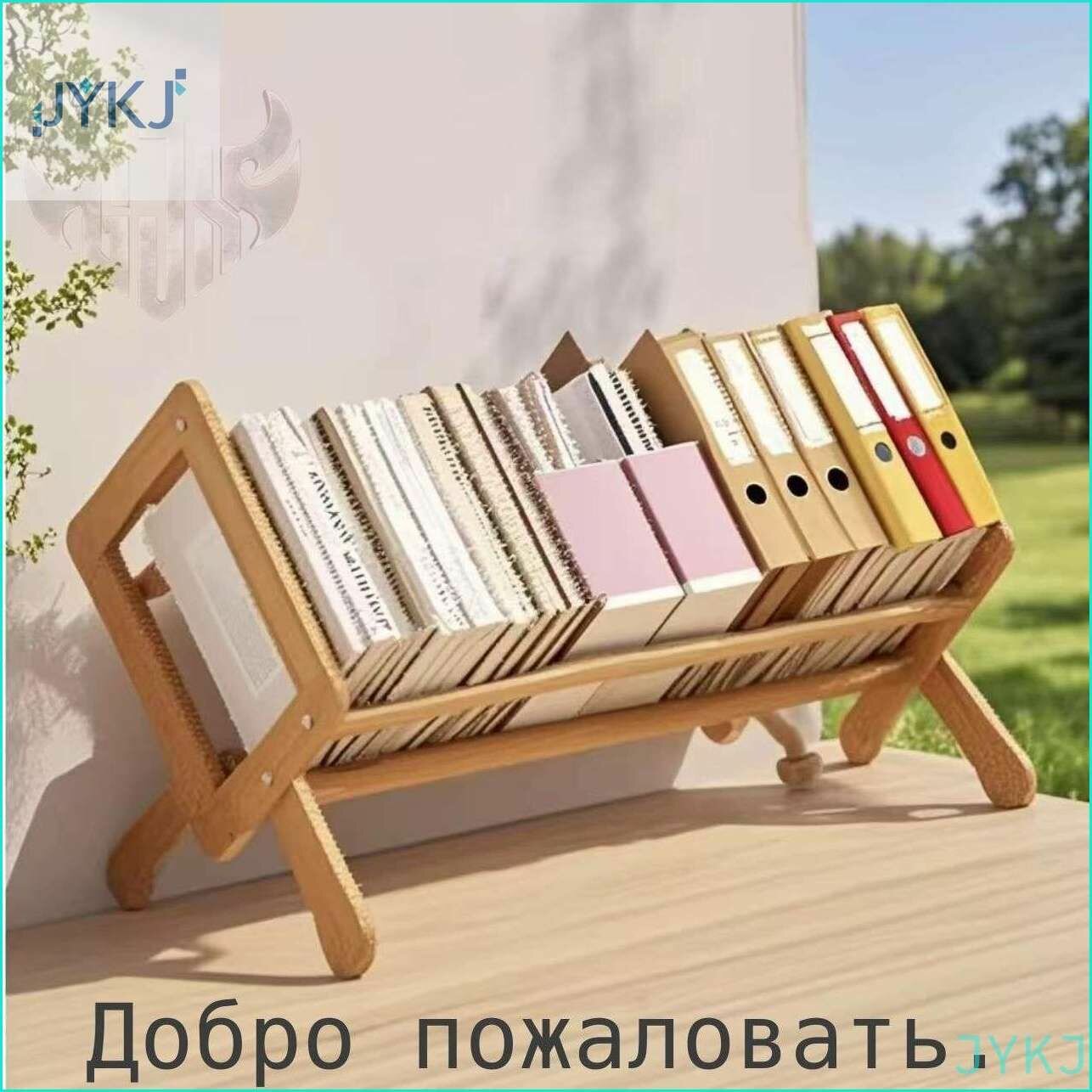 Стеллаж для хранения книг на столе в гостиной