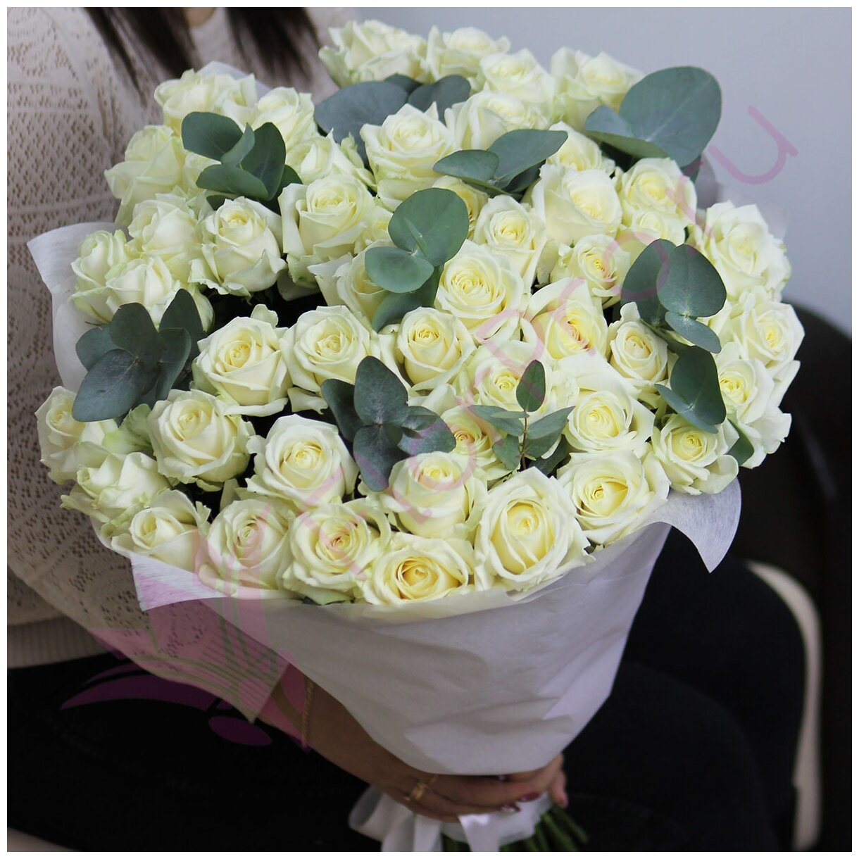 Цветы живые букет Flor-Pro Flowers из 51 белой розы 40 см с эвкалиптом в фетре