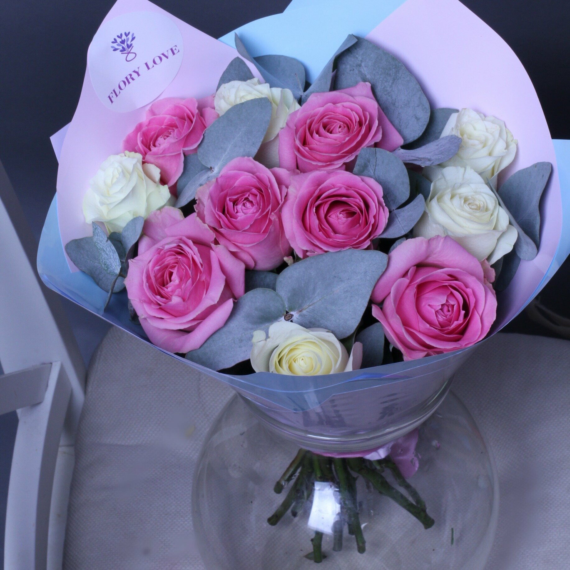 Монобукет из 11 белых и розовых роз с эвкалиптом "Розы Флори"