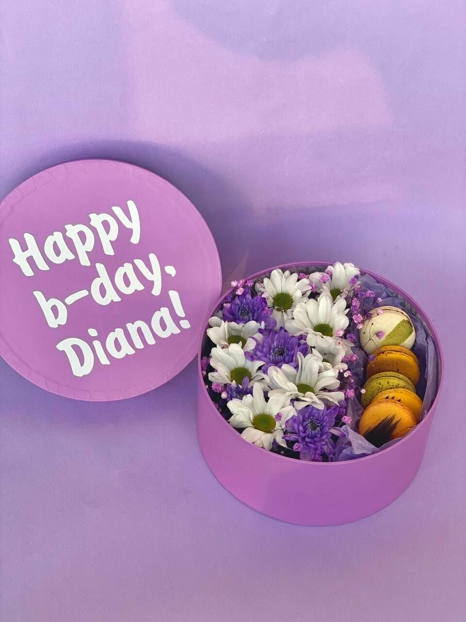 Цветы с пирожными макаронс/ Букет в коробке