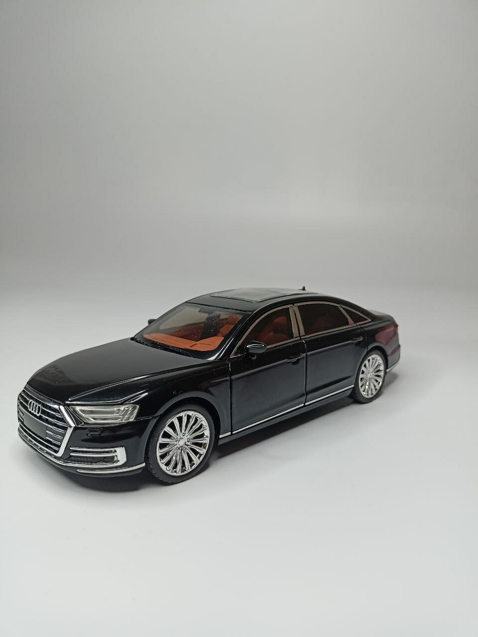 Модель автомобиля Audi А8 коллекционная металлическая игрушка масштаб 1:24 черный