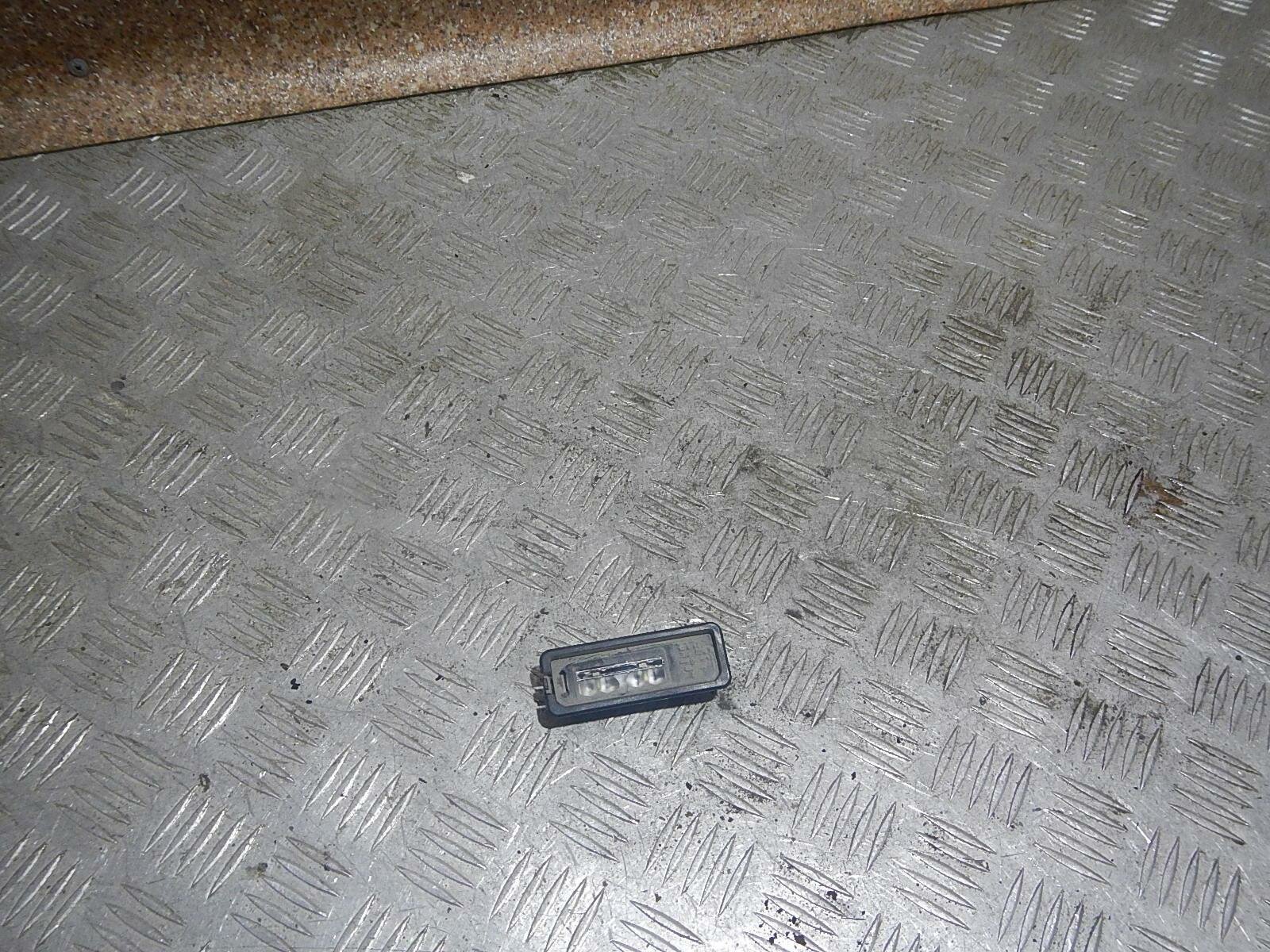 Б/У Фонарь подсветки номера, Volkswagen (Фольксваген)-PASSAT B8 (15-) VOLKSWAGEN PASSAT B8 (15-) Трещина 0,5 см. 360484 ...