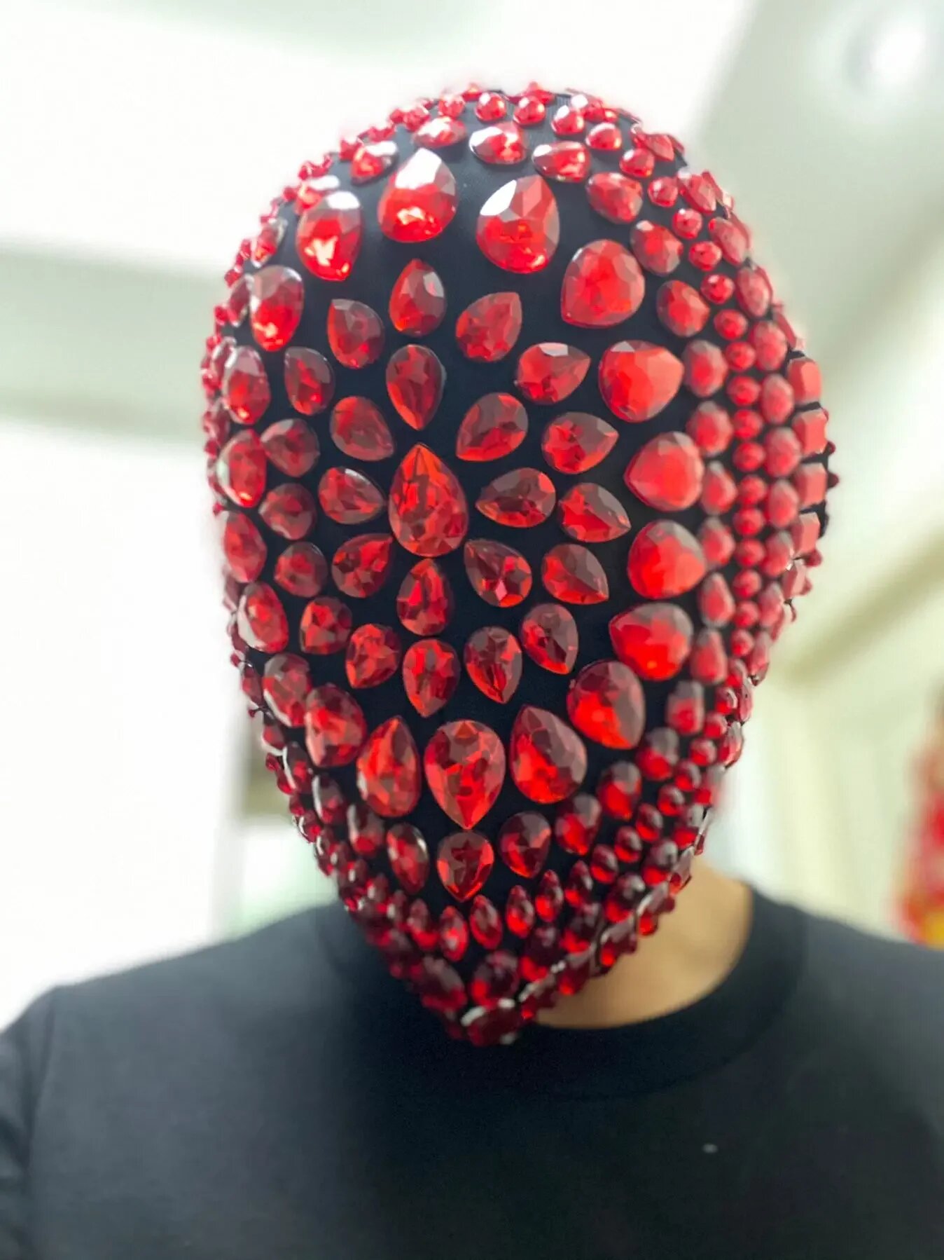 Металлическая блестящая маска с камнями Красный