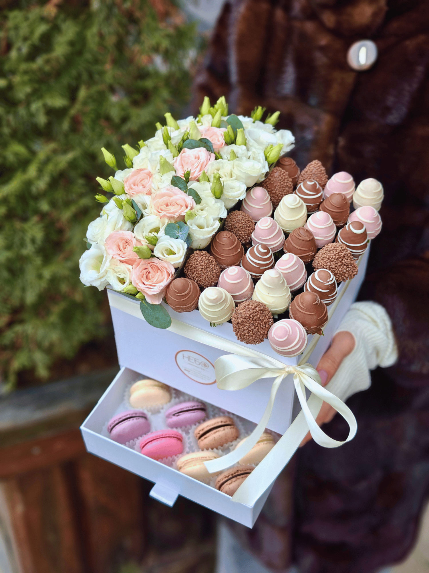 Шкатулка 3в1 с клубникой в белом, розовом и молочном шоколаде, эустома, кустовая роза, 16 макаронс, Morning 3, L