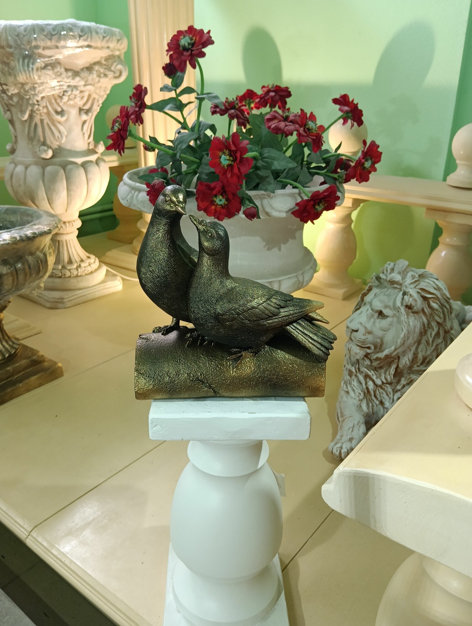 Фигура на памятник. Два Голубя золото, декор для кладбища.