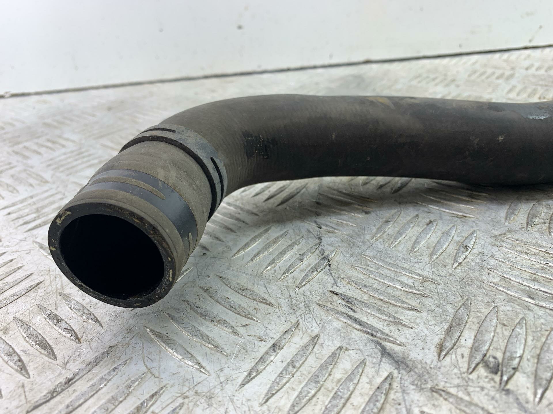 Патрубок термостата Land Rover Discovery 3 L319 2007