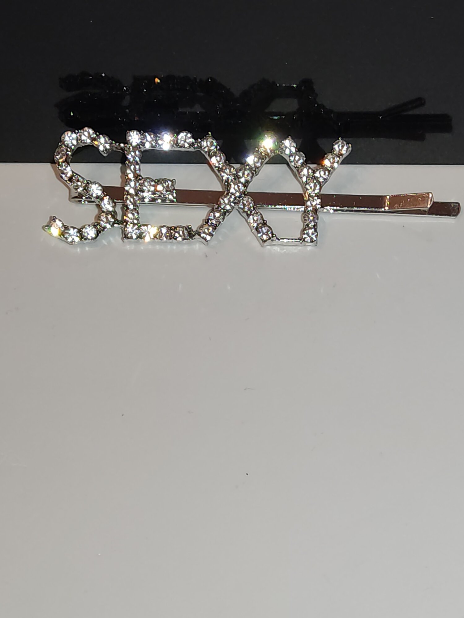 Невидимка "SEXY" из серебристого металла, украшенная стразами, длина 6 см