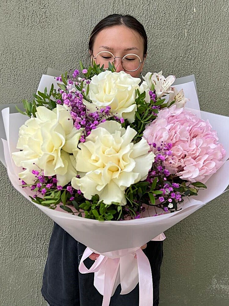 Букет французских роз, розовая гортензия, гипсофила розовая и пистация