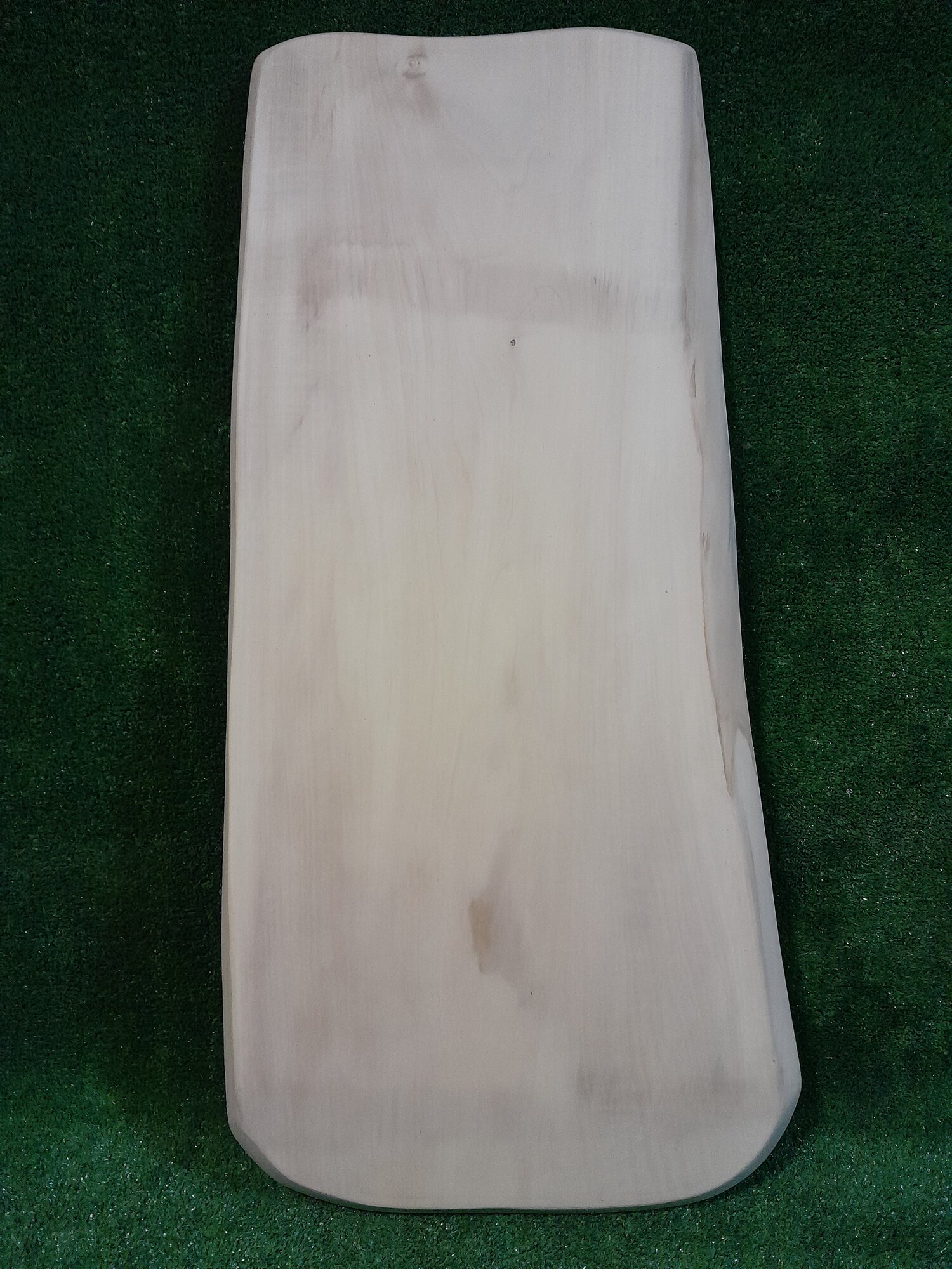 Слэб (готовая столешница) из дерева каштан. Отстроган и отсортирован, отшлифован. Размер:83*40-32*2,2 см.