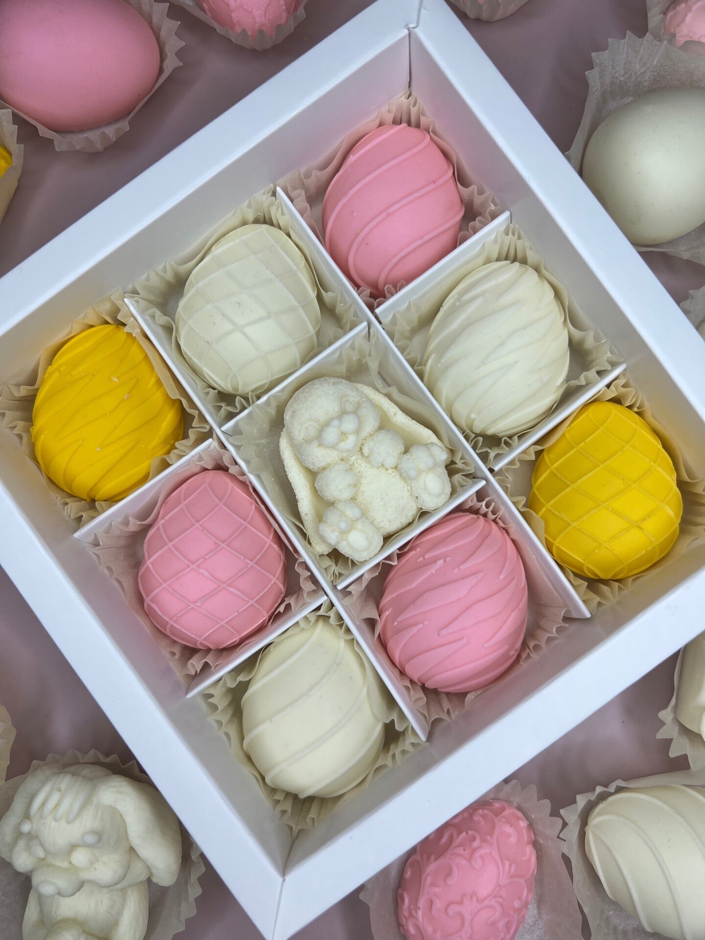 Шоколадные яйца "Набор №30 - 8 яйц и зайчик", белый шоколад, ручная работа