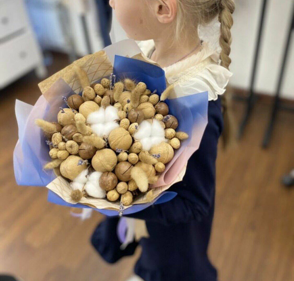 Букет из орехов для учителя на 1 сентября