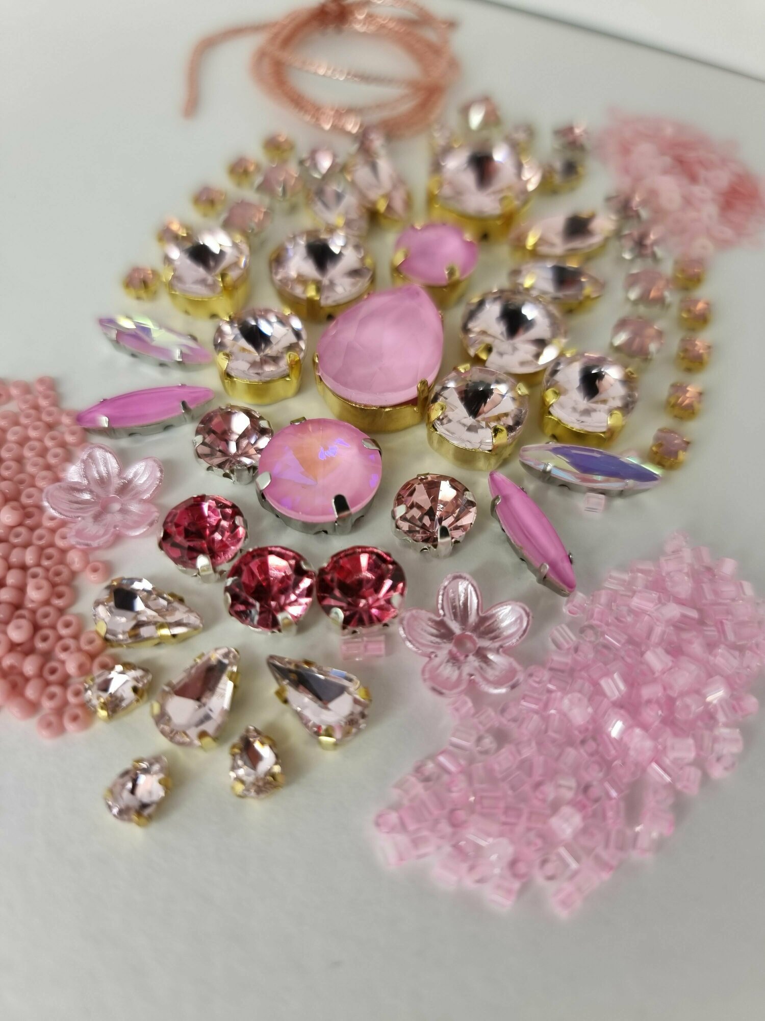 Розовые -1 стразы, бисер, пайетки, бусины. 4-18мм. 77шт.