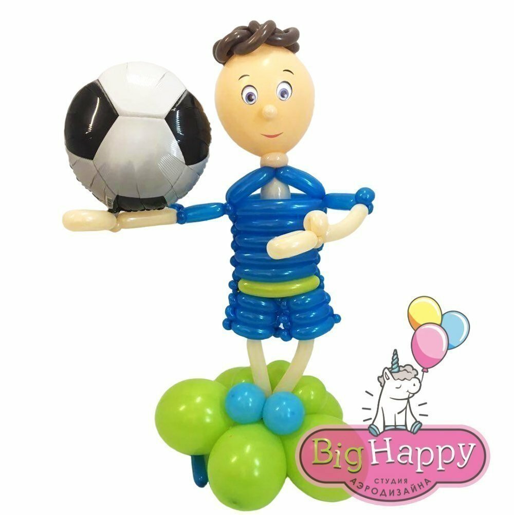 Фигура футболиста с мячом из шаров