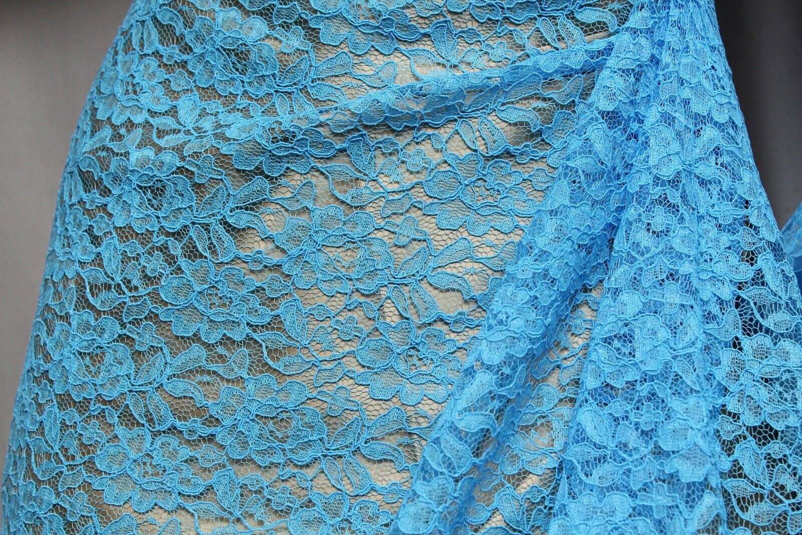 Ткань Кружево-стрейч с кордом ярко-голубое, ш142см, 0,5 м